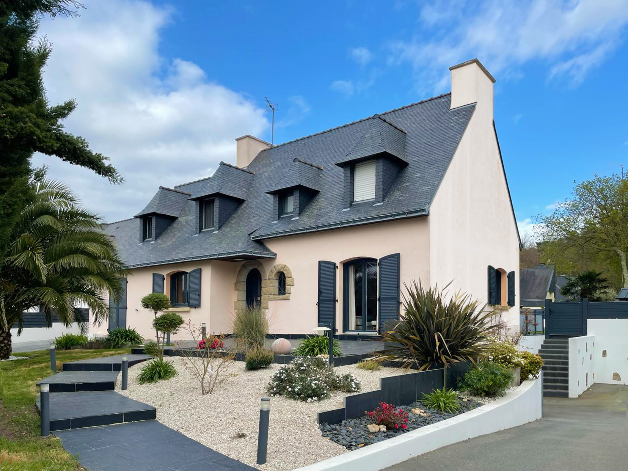 Huisseries modernes en PVC gris anthracite - Kiclos